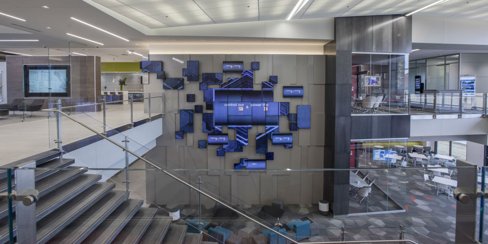 כך נעשתה התקנת פסיפס ייחודית של מסכים ב-World Wide Technology ...